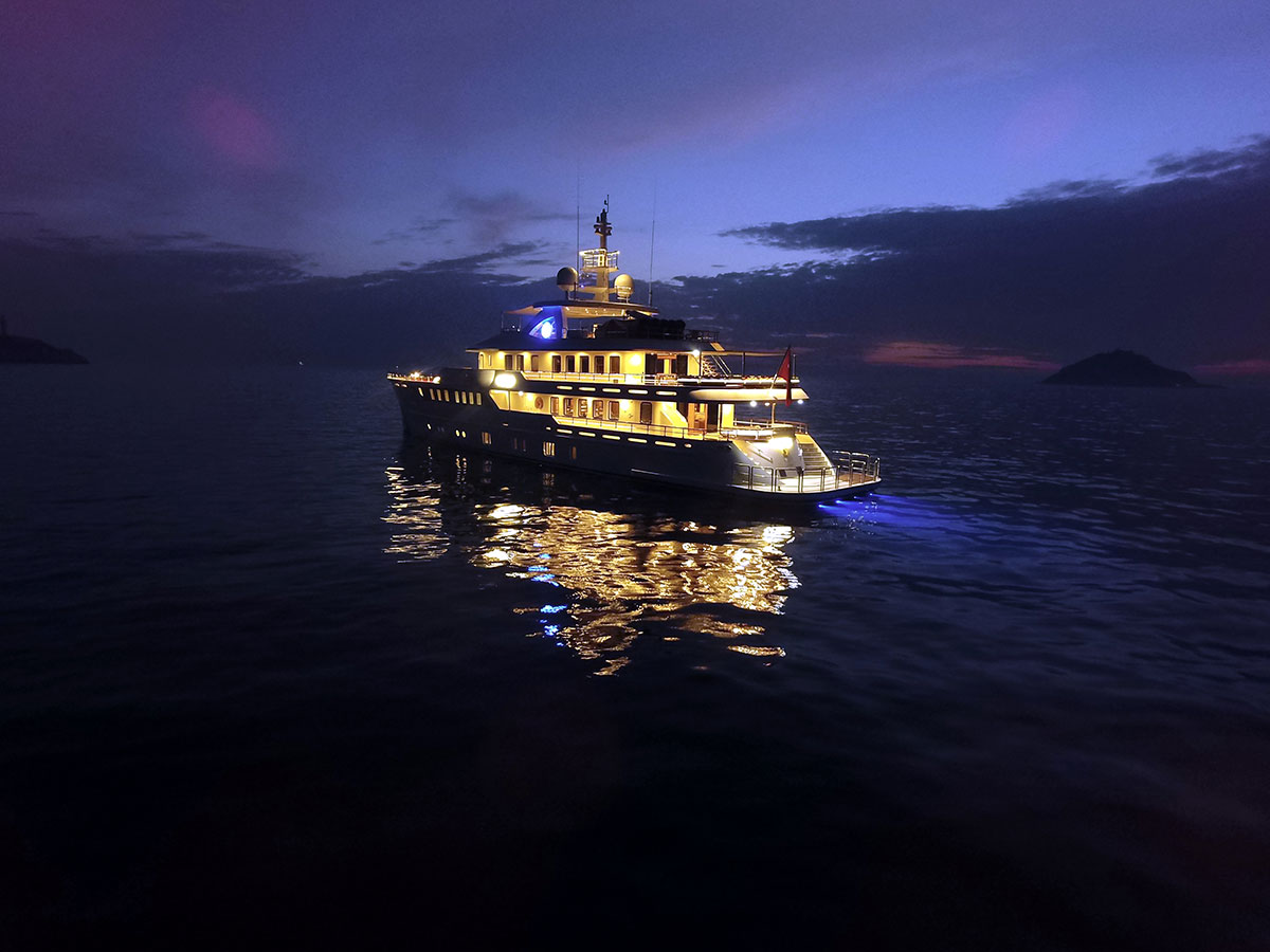 Yacht METEOR, Mural Yachts | CHARTERWORLD Luxury Superyacht Charters